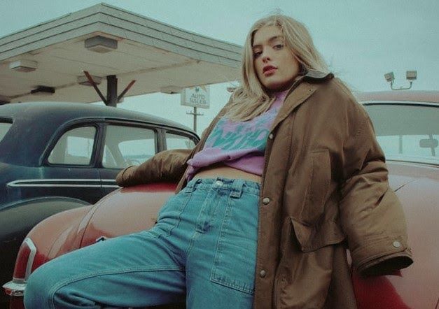 Channel The 90s Retro Vibe With These 8 Outfit Ideas